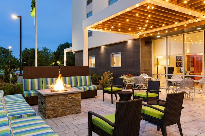 Best Value, Quality Stay! 3 Classy Units, Pool! - Albany, NY
