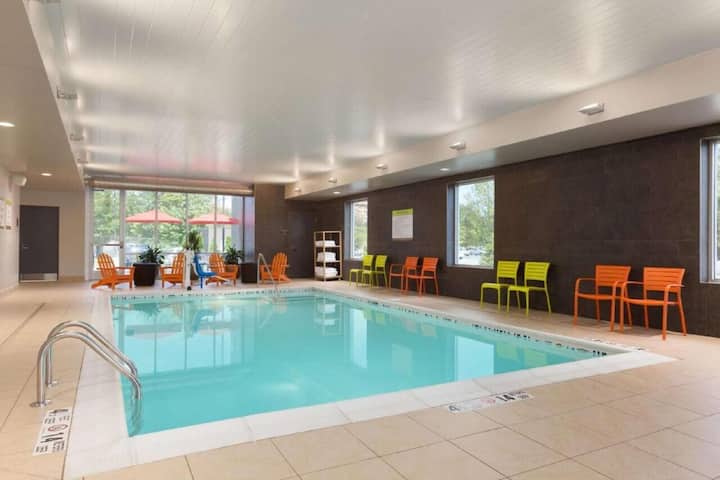 Modern Comfort! 2 Comfortable Units, Pool! - Albany, NY