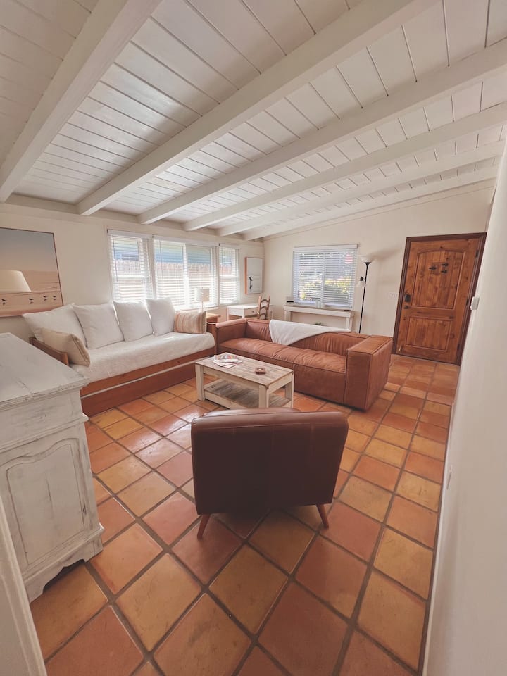 Mesa Cottage~nearby Beach Access - Santa Barbara