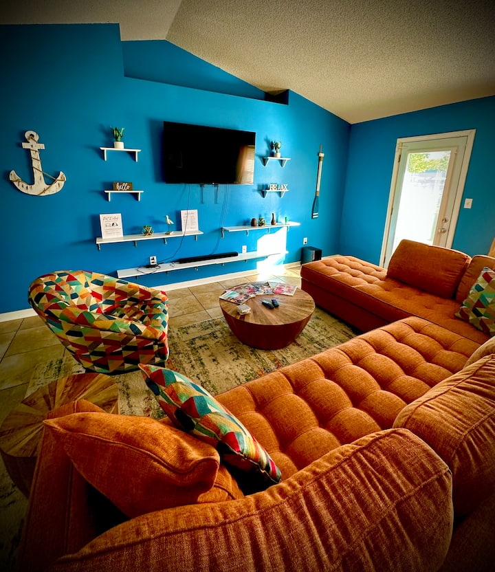 Beach House-2 Mi From Beach, Ping Pong, King Bed! - 納瓦爾