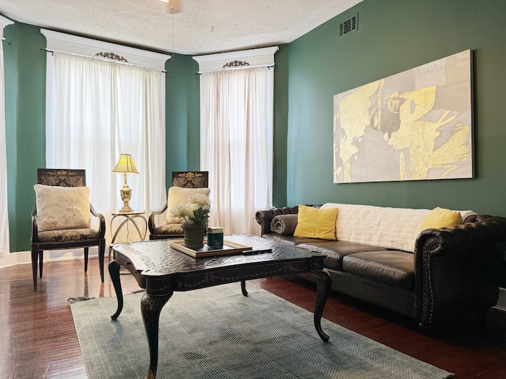 The Rose Inn D | King 1bd/1ba Apt Near Downtown - Evansville, IN