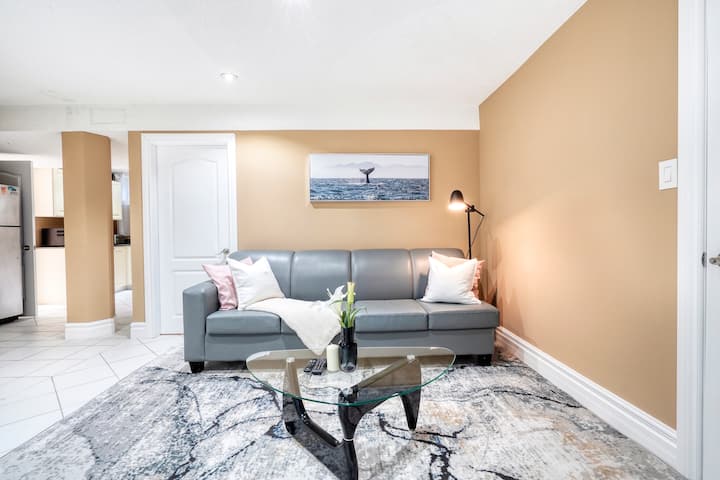 Central 2 Bdrm W/parking & Wifi Close To Transit - Vaughan