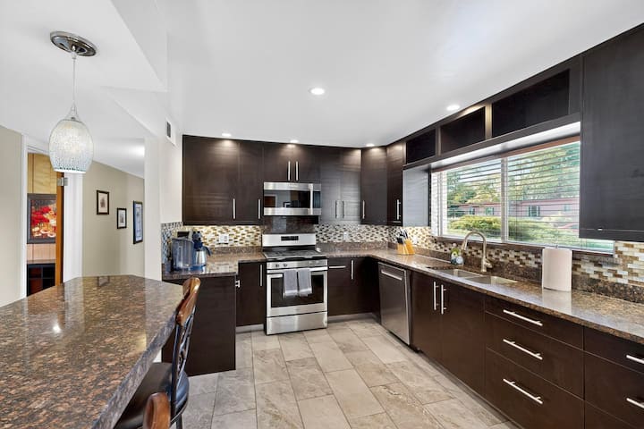 Glass Garden Villa, Large Kitchen, Private Yard - Albuquerque, NM