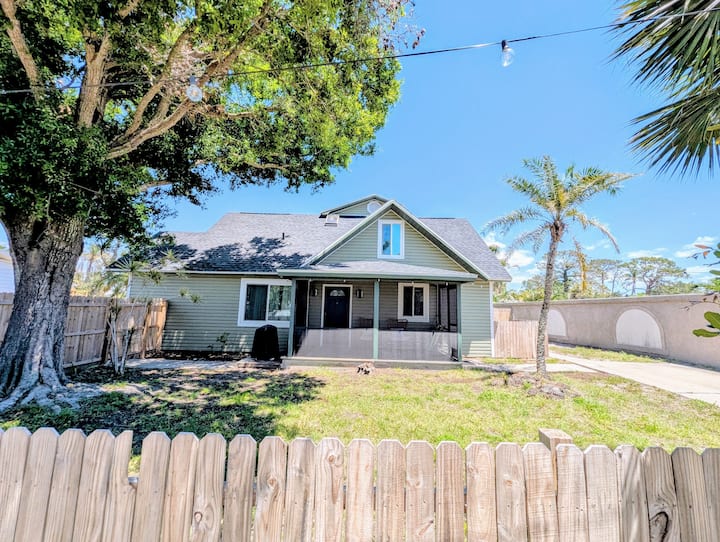 Pineapple And Palms - Venice Beach, FL