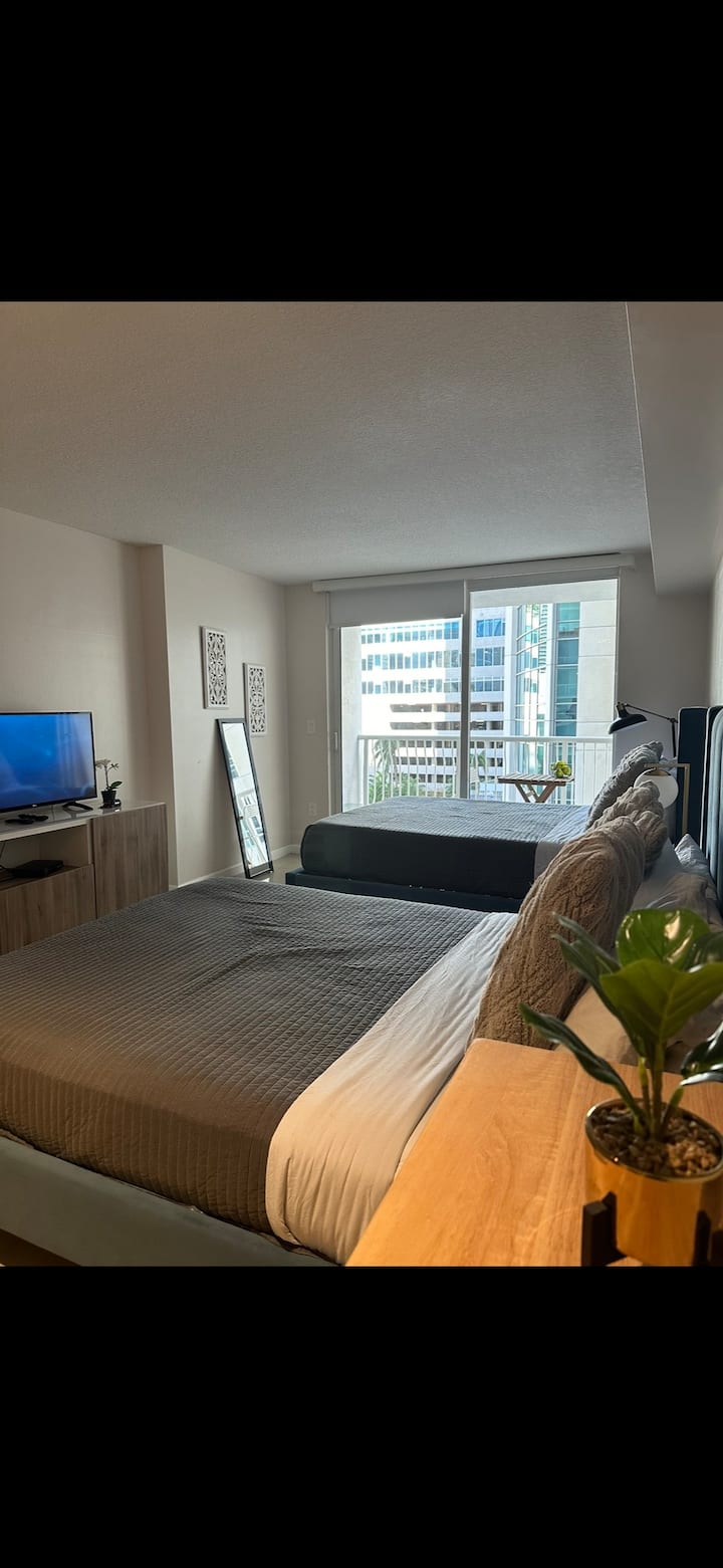 Cozy & Central Miami Apartment With Free Parking - Miami, FL