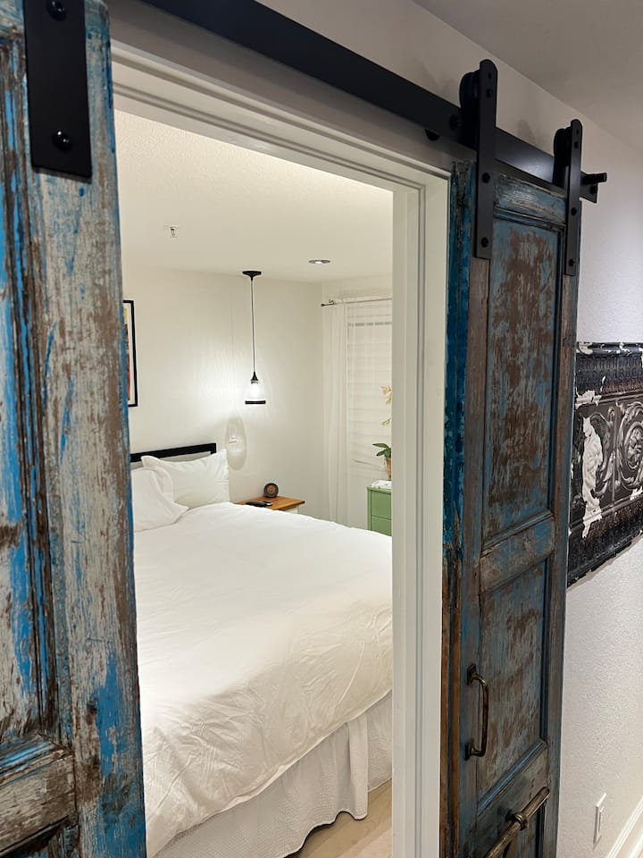 Fantastic Pearl Street Condo! - Boulder, CO