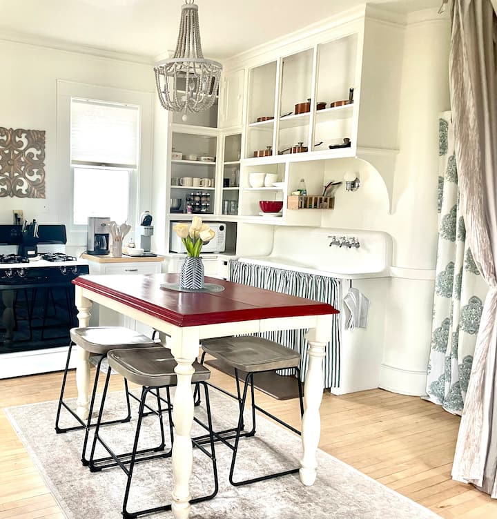 Historic Downtown Gem| Walk To Dining, Shops, Lake - Oconomowoc, WI