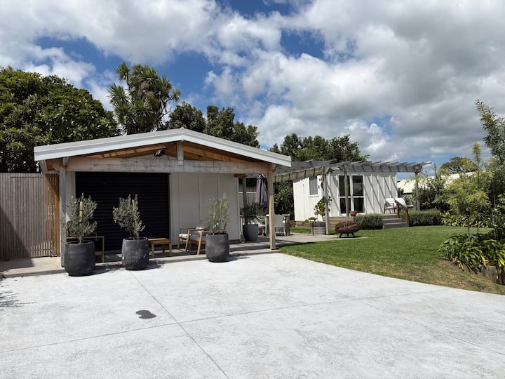 Prime Location In Town - Raglan Harbourside Hutch - Raglan