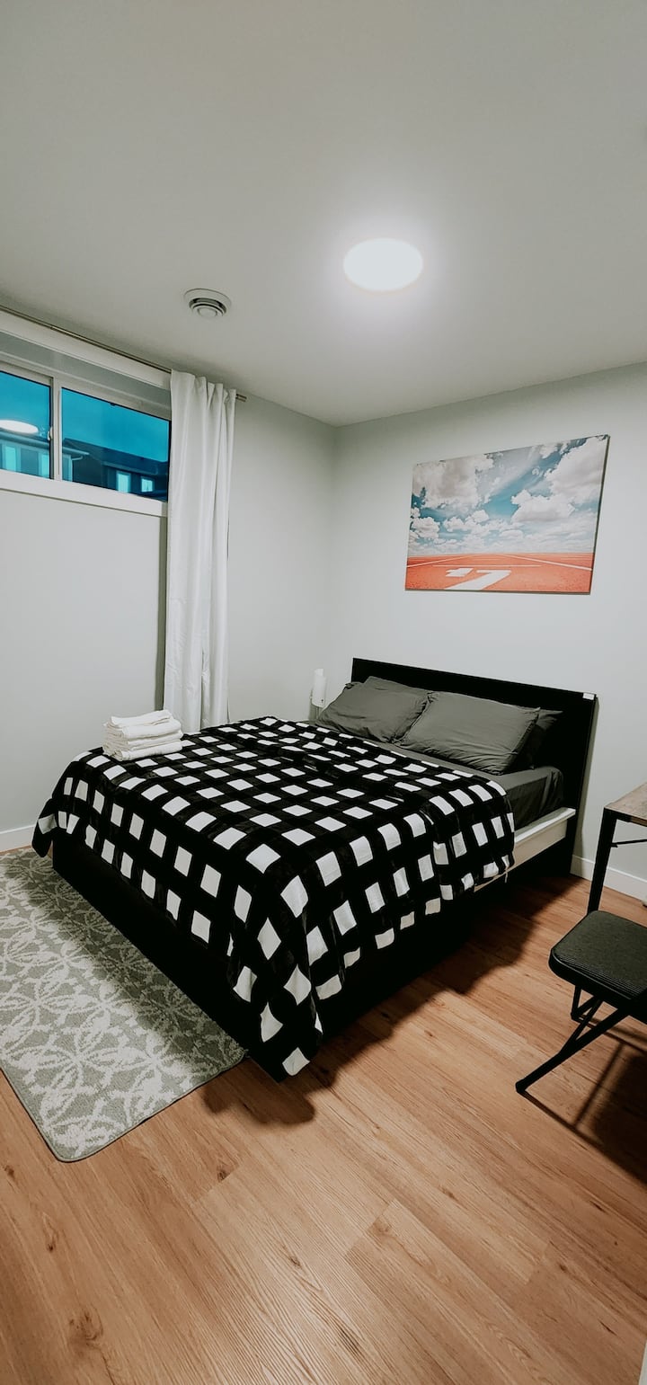 Entire 1 Bed Cozy Suite In Evanston Nw Calgary - Calgary