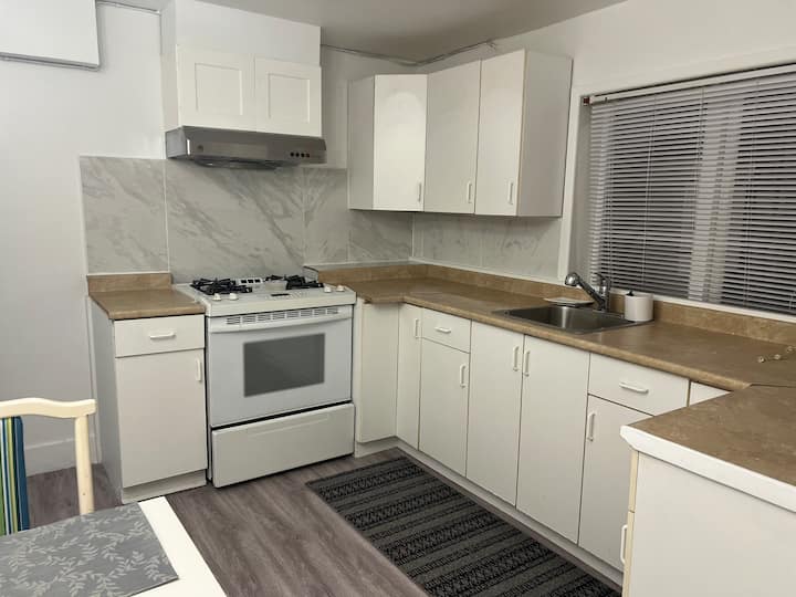 Queen Bed Room1 Metro Vancouver In Canada - Surrey
