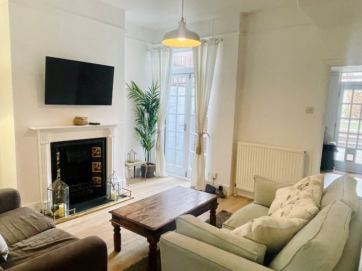 Newly Refurbished City Centre House With Parking - Exeter