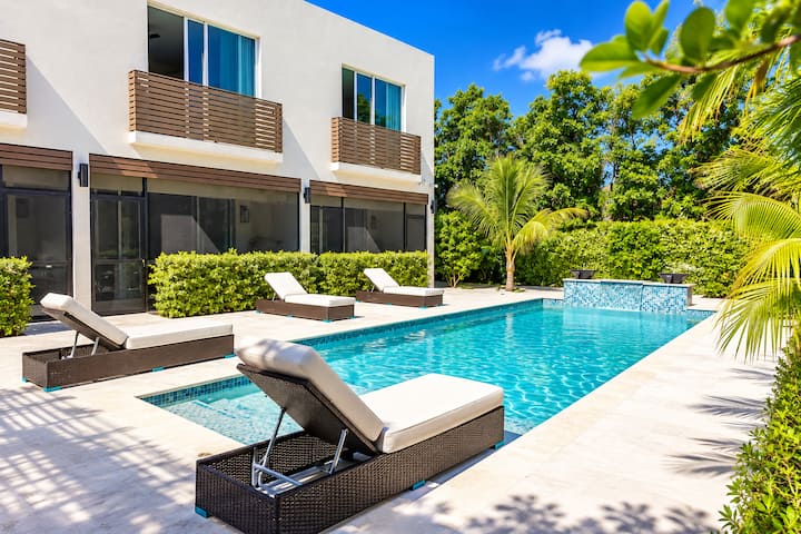 Walk 2 Beach, Pool, Private Patio & Balcony-cv41 - Turks and Caicos Islands