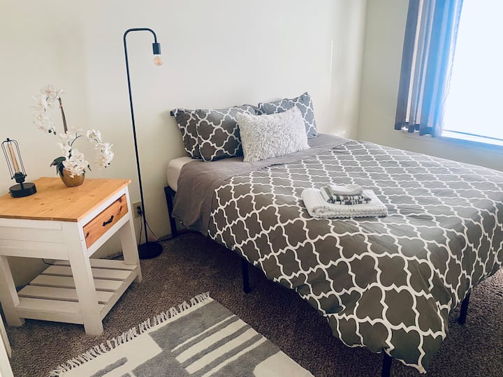 Beach Town Comfy & Cozy Stay - Queen - Virginia Beach