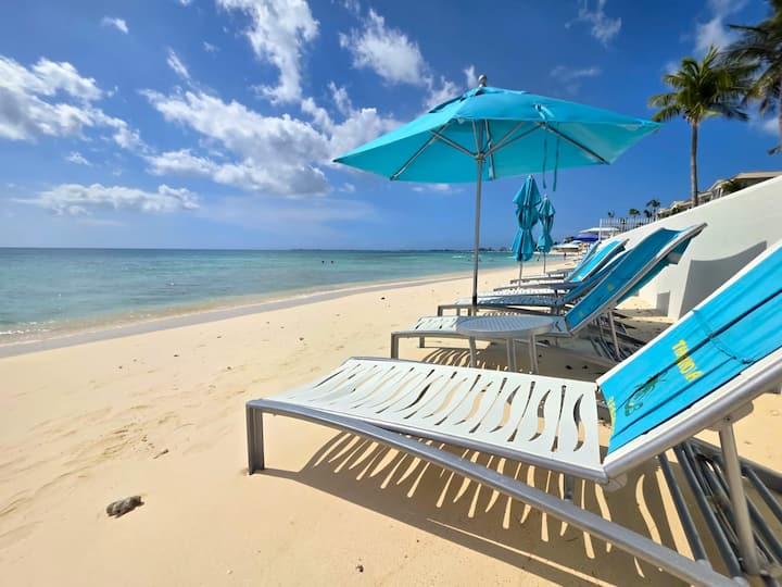 Beautiful 3 Bedroom Beachfront 7-mile Condo - 開曼群島