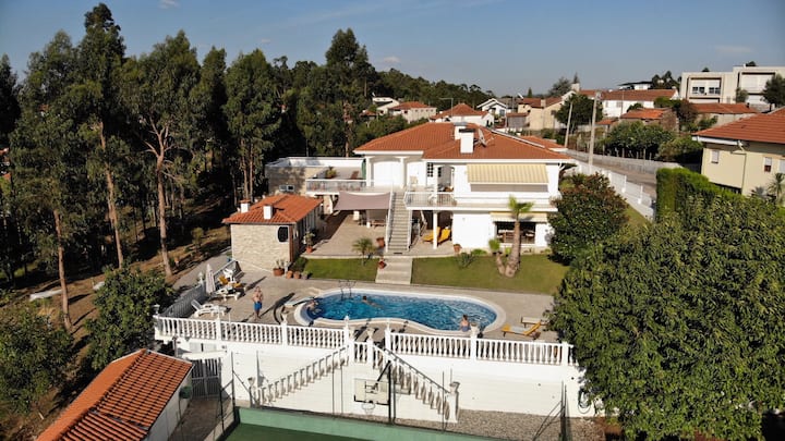 Villa De 5 Personnes à 8 Personnes Maximum - Lourosa