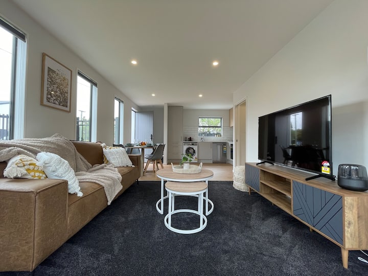 Contemporary Comfort: 2-bed Townhouse Close To Cbd - Lincoln