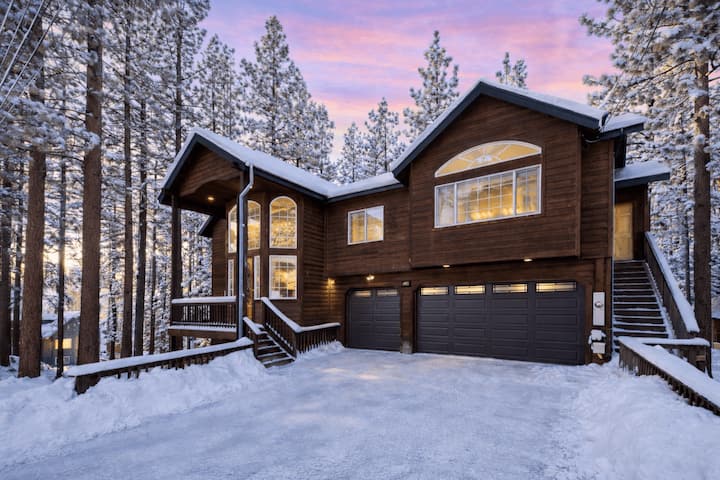 Huge 7br, 13 Beds, Game Rooms, Near Heavenly - South Lake Tahoe, CA
