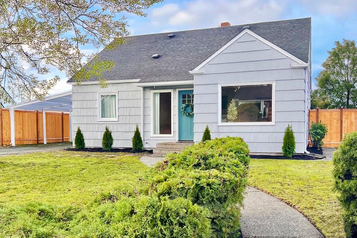 Cozy Modern Home | Views, Family Comfort, Ensuite - Gig Harbor, WA