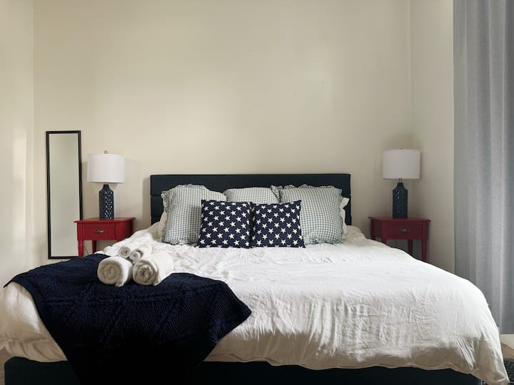 The Rose Inn C | King 1bd/1ba Apt Near Downtown - Evansville, IN