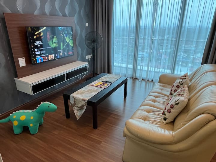 Home Abroad 6 @ Jazz Suites 4, Vivacity 5pax - Kuching