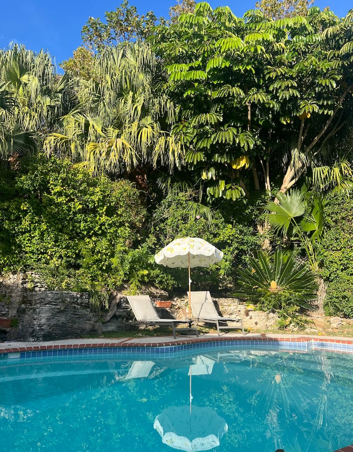 Private Garden Cottage, Centrally Located - Bermuda