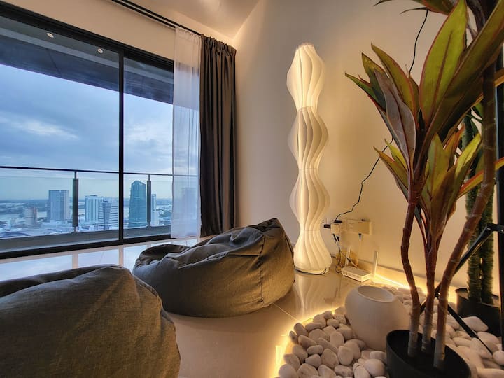 [Ultimate Skyline Penthouse W Bathtub] 3 Br, 6 Pax - Johor Bahru
