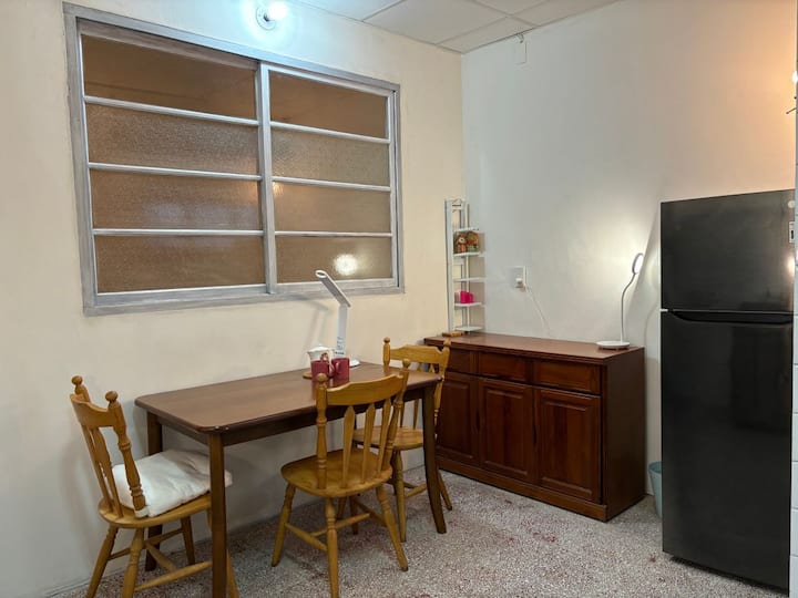 英專路夜市中1f民宿方便進出，清水街巷中，老街/捷運3分鐘，食衣住行最佳，美食圈/公車站就在旁邊 - Tamsui District