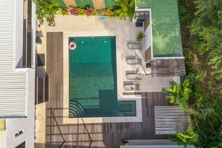 8 Bedrooms 9 Beds Luxury Villa