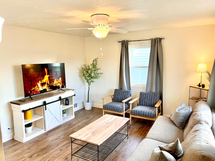 Remodeled Retreat - Convenient  Location - West Valley City, UT