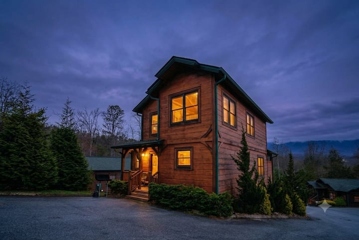 A Fun-filled Smoky Mountain Hideaway W/ Hot Tub - Gatlinburg, TN