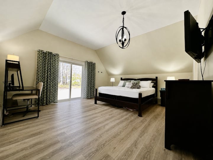 Full Home Retreat With Private Suite Walk To Beach - Sauble Beach