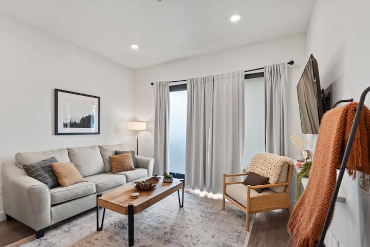 Modern Pet Friendly Downtown Retreat! - Salt Lake City, UT