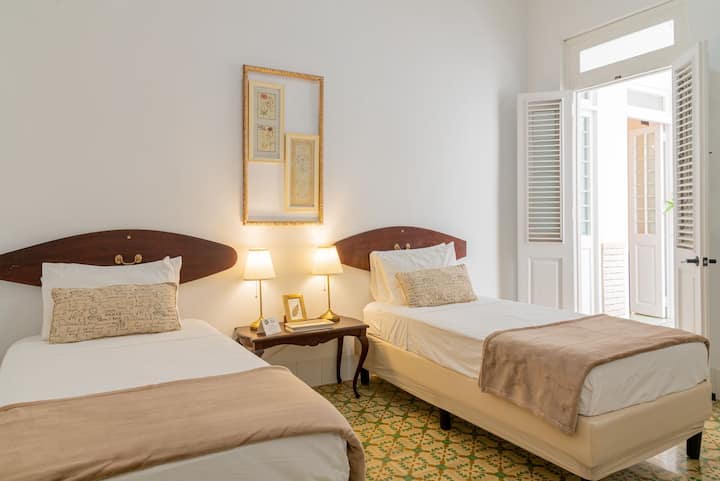 Vedado Vibes +Free Wifi - Havana