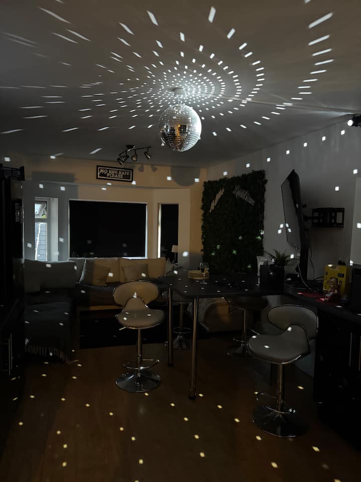 Lushlets - Sleeps 22 Hot Tub Games Room - Cardiff