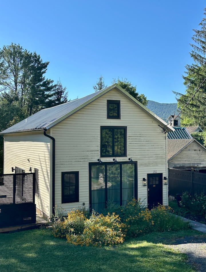 Book Village Retreat - The Hobarn - Hobart, NY