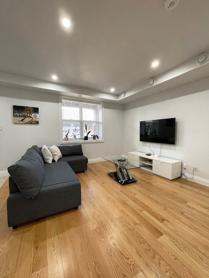Toronto Modern Haven: 1 Br W/ Queen Sofa Bed - Toronto