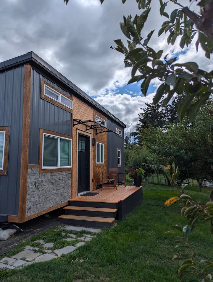 Sunset Farm: Luxury Tiny Home Farm Stay - Ohop Lake, WA