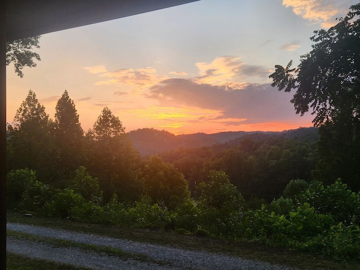 Cozy Cabin W/views & Hot Tub In Townsend - Townsend, TN