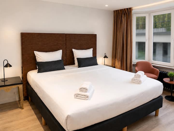 12 Room Double At Head Of Brussels - Brussels