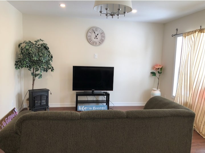 Family Cozy Home Away From Home - Saskatoon