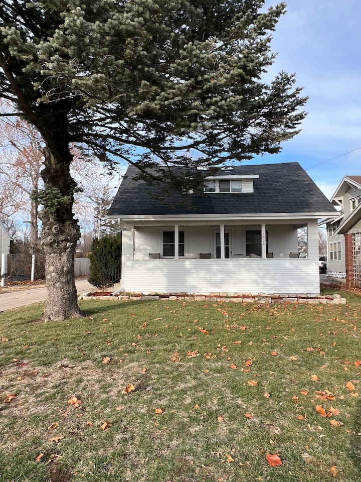5 Bed 2 Bath Nw Side Home Plenty Of Parking - Ely, IA