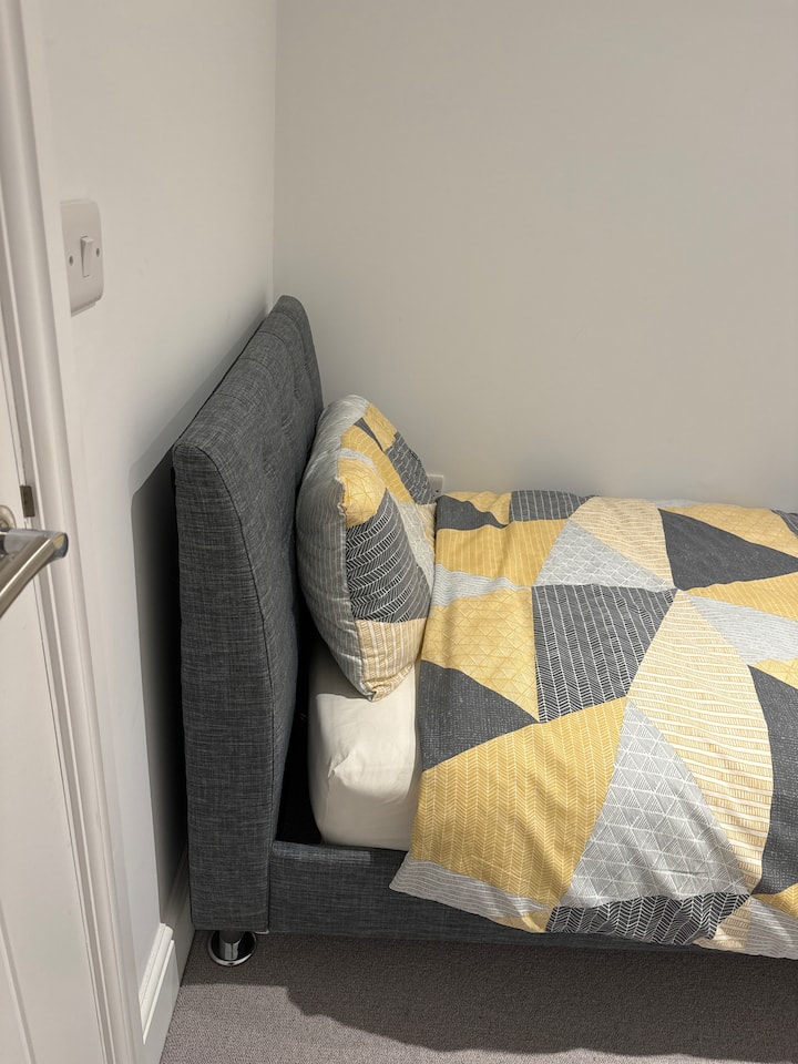 Room In Swindon - Swindon