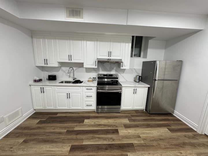 Spacious And Modern 2-bedroom Basement Suite - Milton