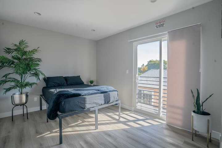 Private Room With Private Bathroom In Hollywood - Hollywood, CA