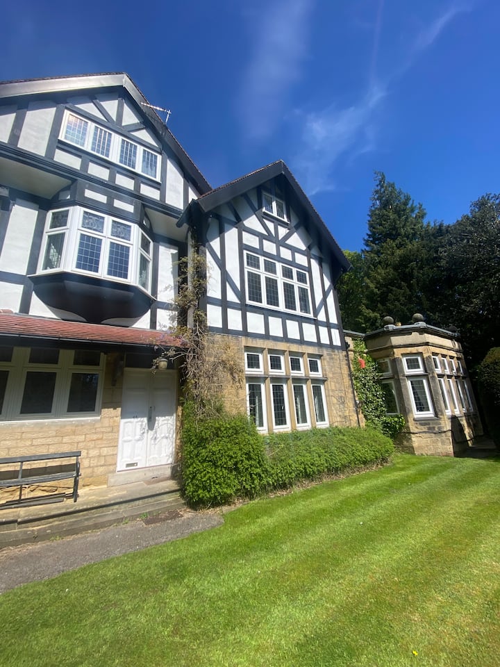Spacious Victorian Flat Next To Roundhay Park - Leeds