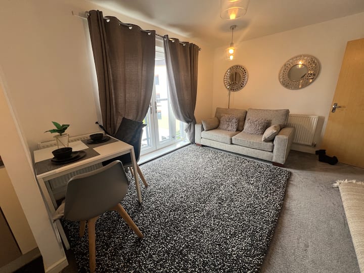 Lovely Second-floor Apartment - Northampton