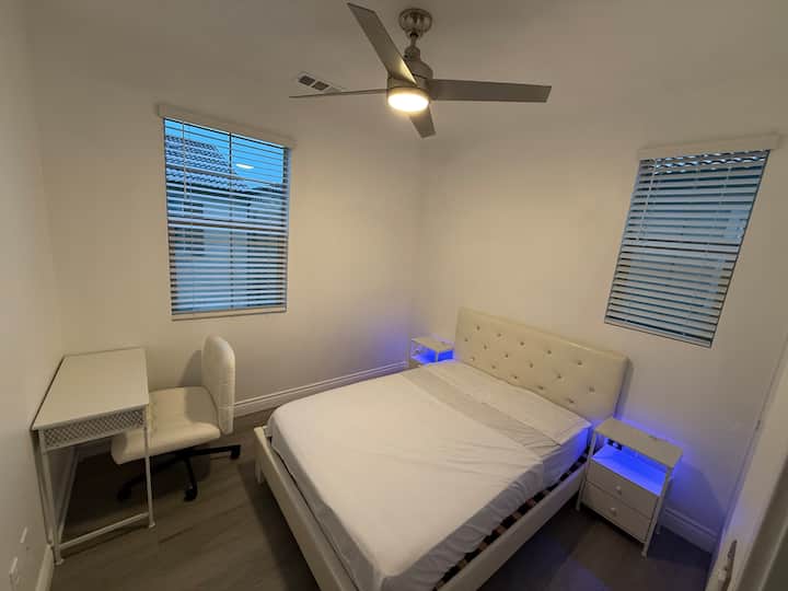 Modern Private Room In Luxury Home W Shared Bath - Pomona, CA