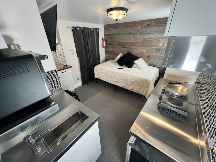 Studio Bachelor In Prime West Rouge Location - Pickering