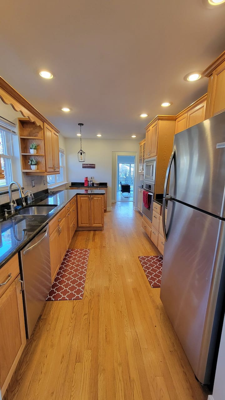 Entire Home, Close To Highway, 4-season Porch - Evanston, IL