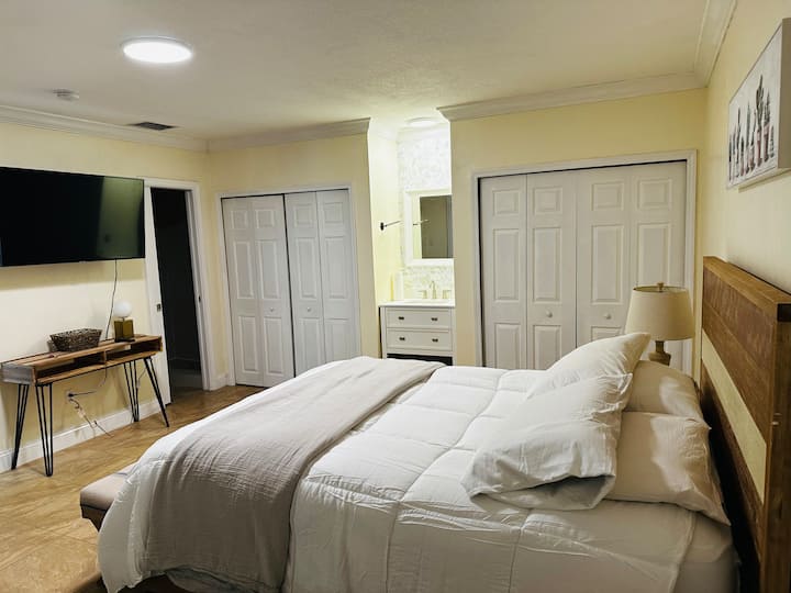 Stay In An Efficiency Room With A Patio. - Lehigh Acres
